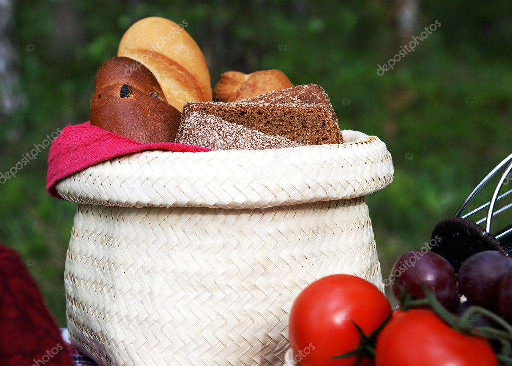 Una canasta con pan en un picnic — Foto de stock #1032013 © tanya_emsh