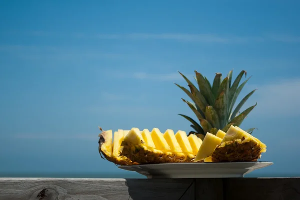Ananas auf dem teller Stock Photos, Royalty Free Ananas auf dem teller ...