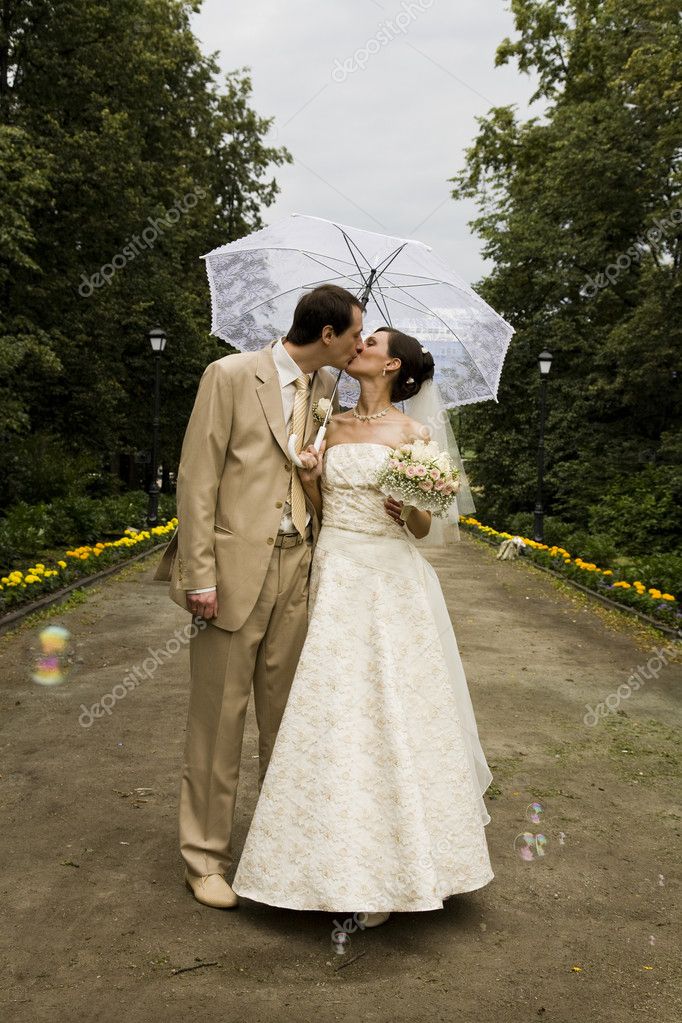 Просто супружеская пара гуляющая в парке 1123868 Ларасток