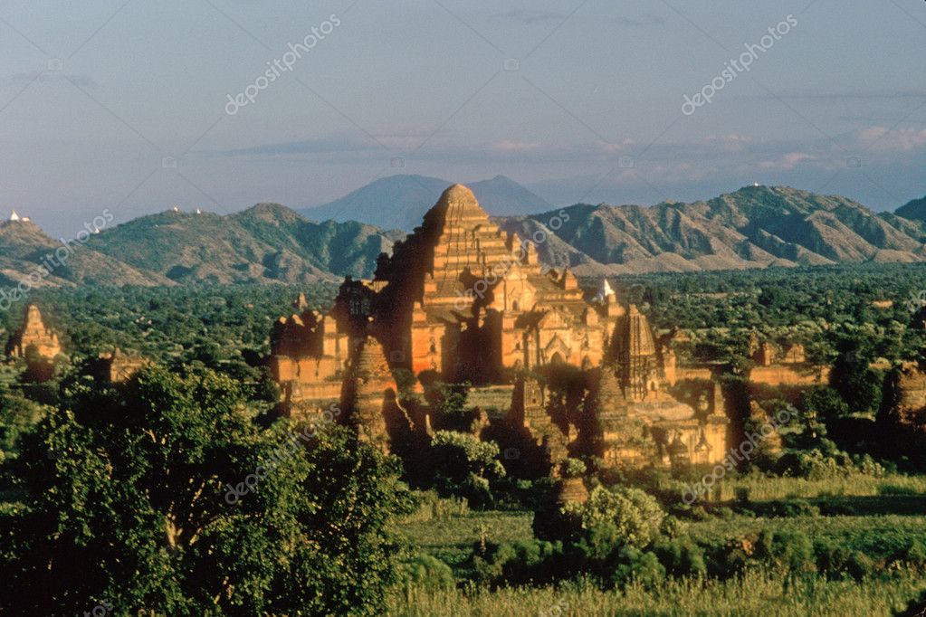 Buddhist temples in ancient ruins — Stock Photo © cascoly #1444617