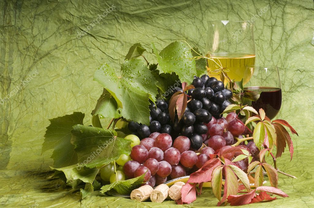 Red wine and grape close-up Stock Photo by ©margaryta 1587130