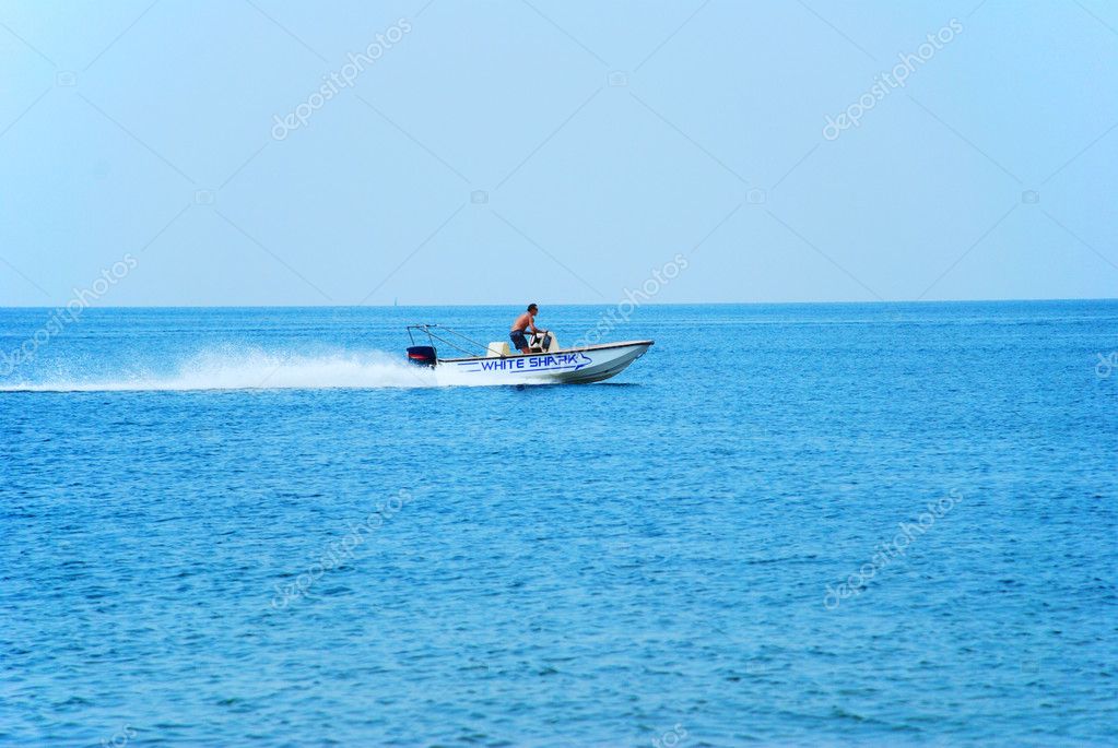 Jet ski retroiluminado con spray de agua — Foto de stock #1760891 © VVDude