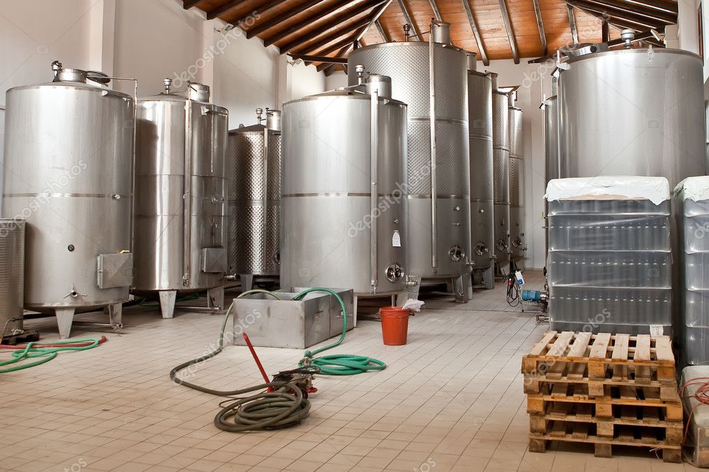 Fermentación del vino en grandes cubas en una bodega 2022