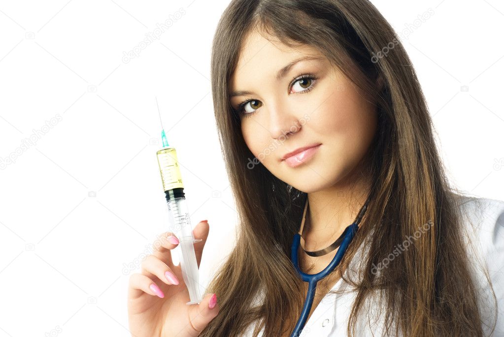 Médico administrando una inyección 2024