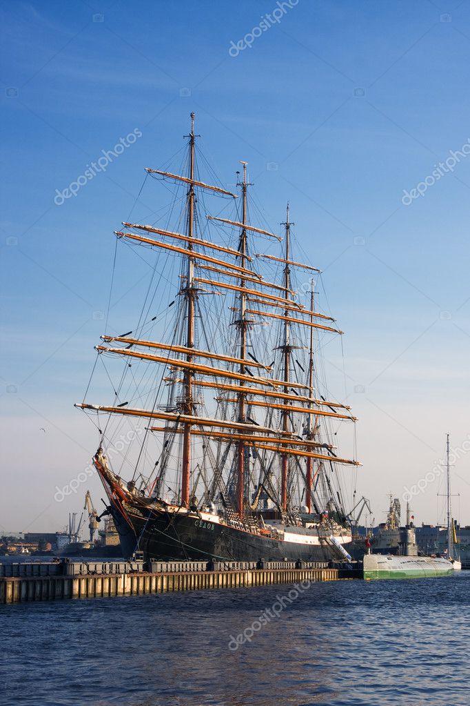 Submarine and barque Stock Photo by ©mcseem 2509121
