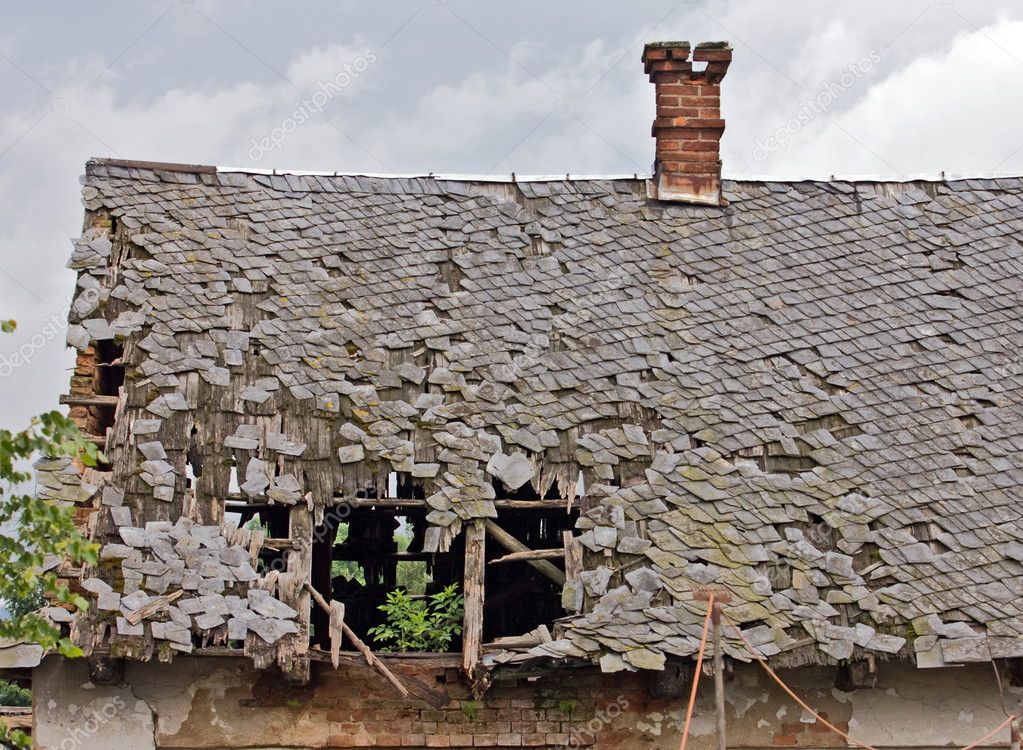 Techo roto, casa arruinada: fotografía de stock © 6bears #2643750 ...
